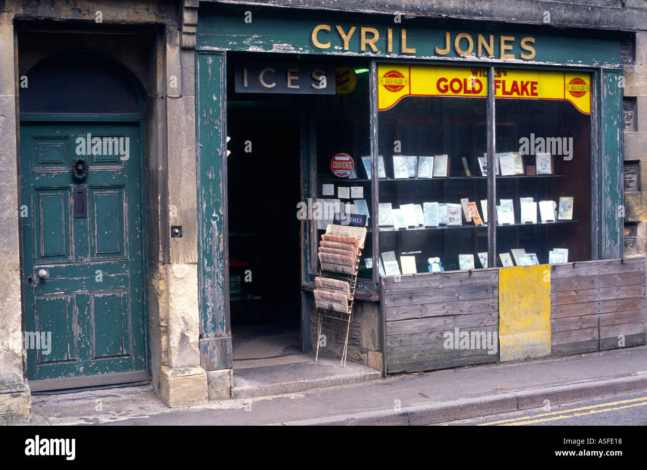 Old fashioned corner shop hi-res stock photography and images - Alamy
