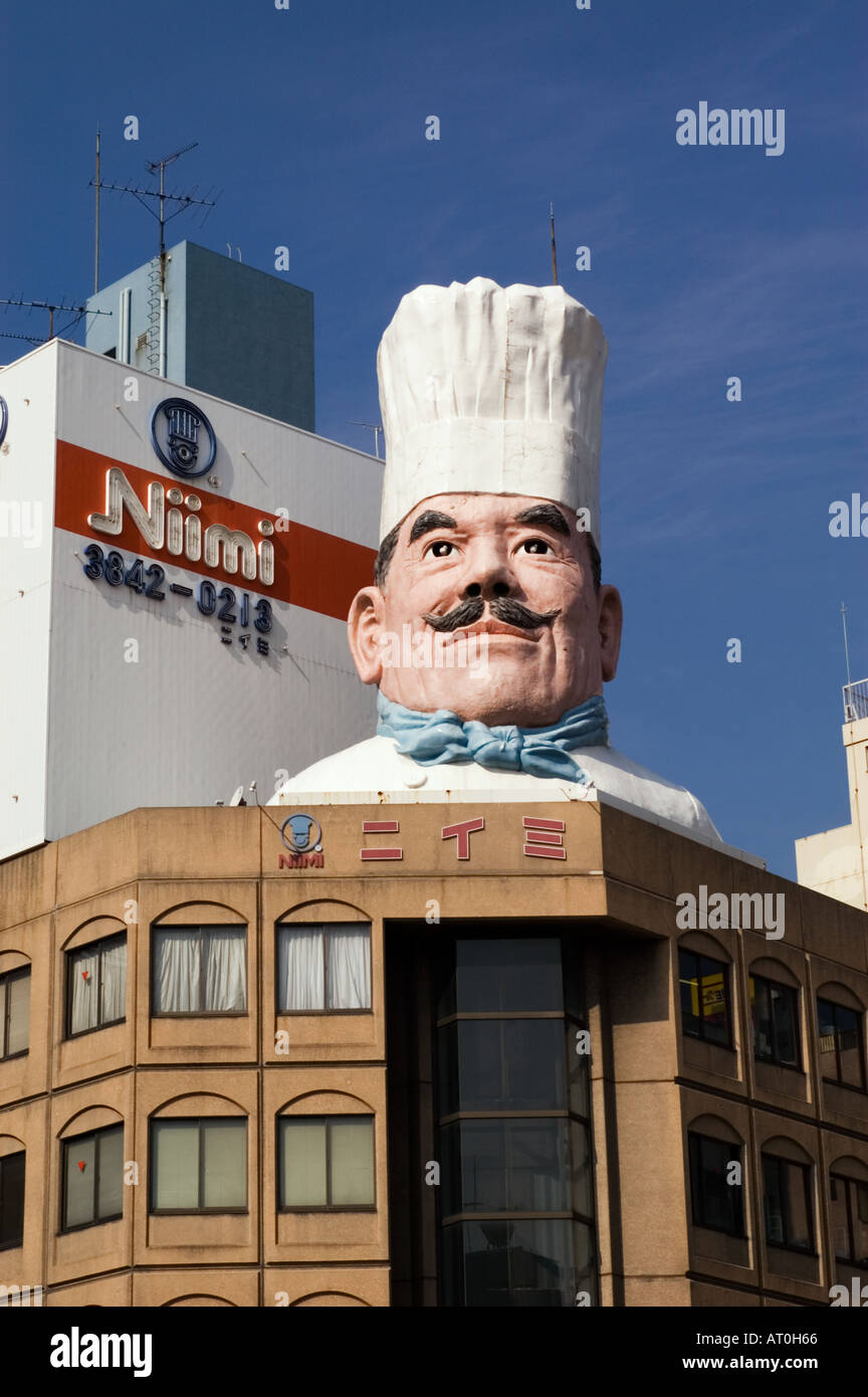 Large Chef s head on top of building in Kappabashi kitchenware shopping ...