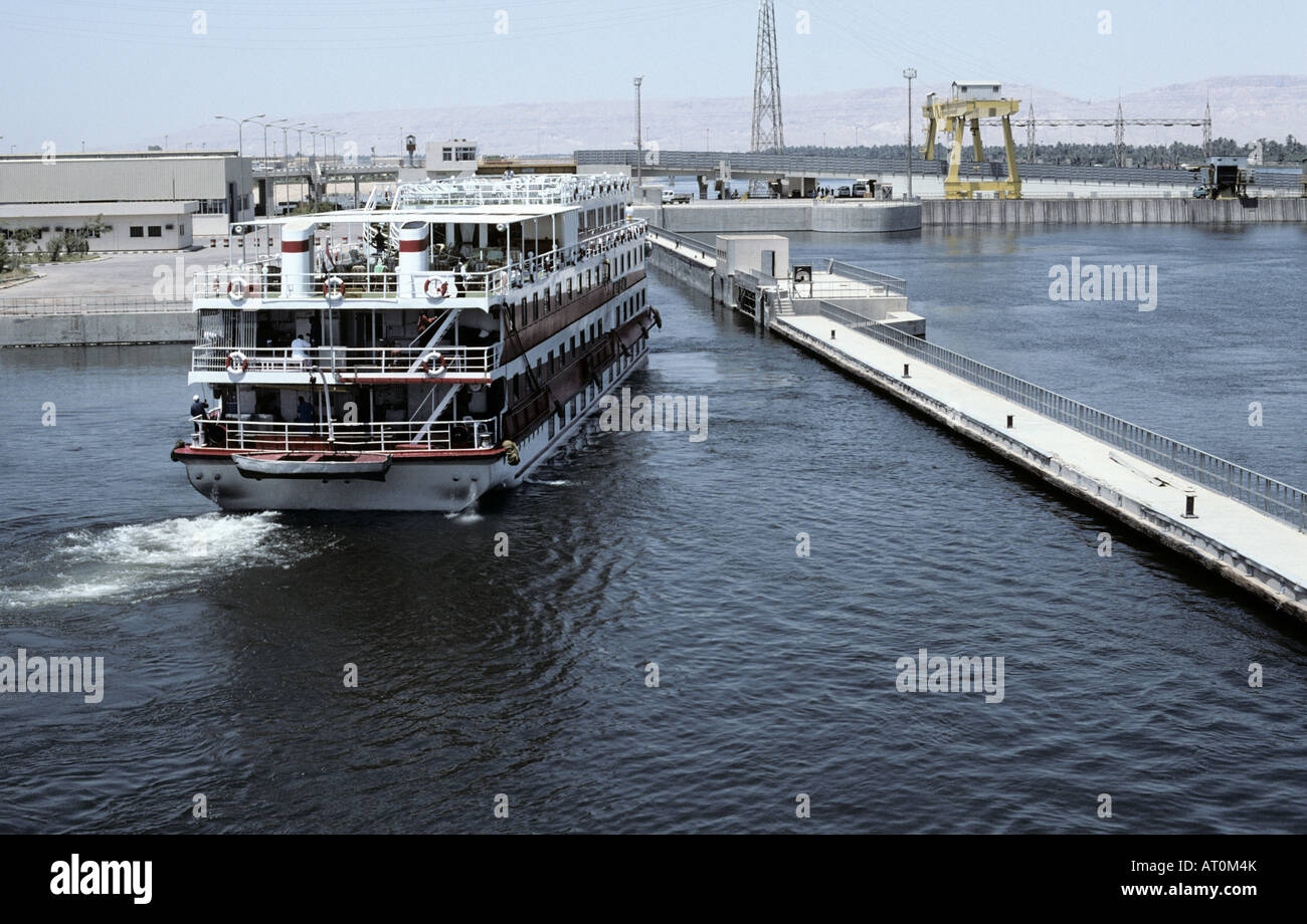 Boat esna lock egypt hi-res stock photography and images - Alamy