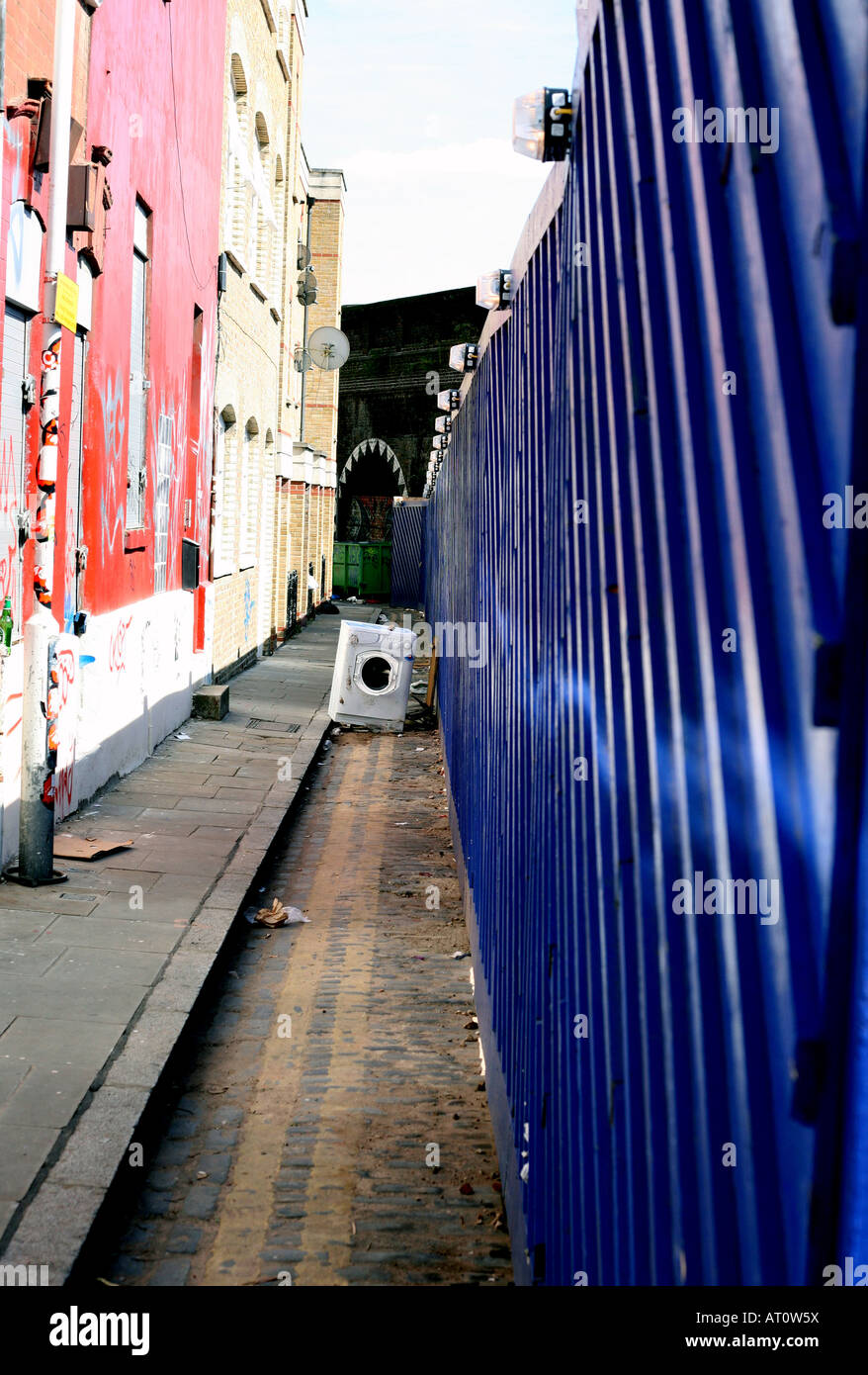 Abandoned washing machine in side street in East London Stock Photo - Alamy