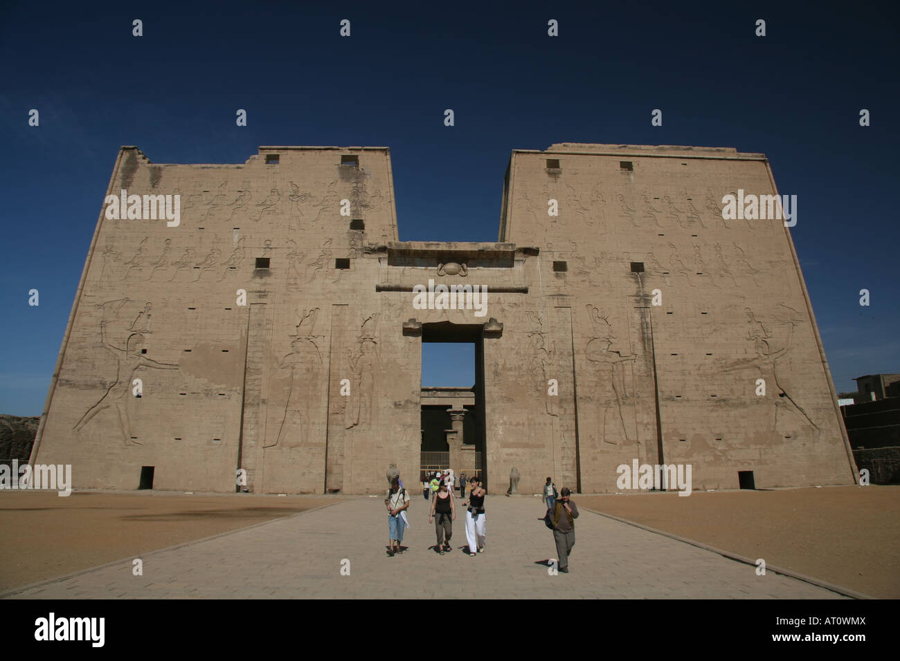 The front of the temple of Horus at Edfu Stock Photo - Alamy