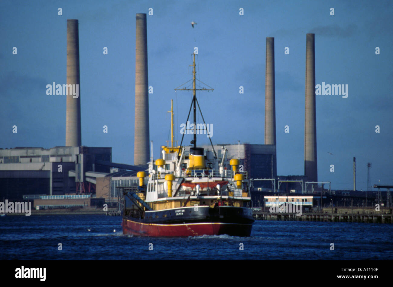 Blyth Harbour Commissions dredger "Crofton" entering Blyth Harbour ...