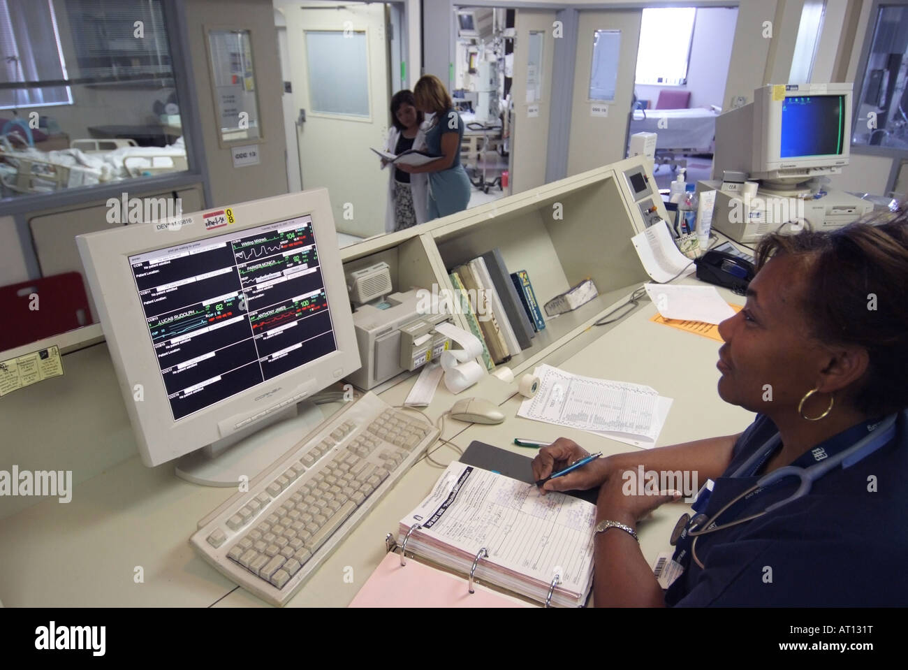 Black doctors icu hi-res stock photography and images - Alamy