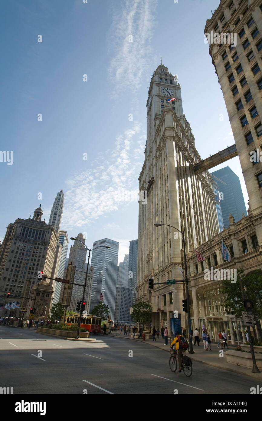 Skyscraper pedestrian walkway hi-res stock photography and images - Alamy