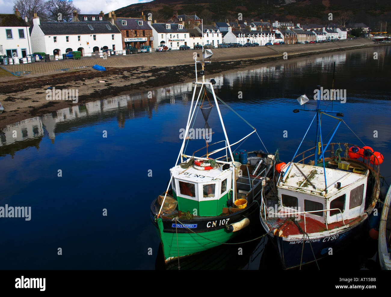 Fishing boats ullapool harbour Stock Photo - Alamy