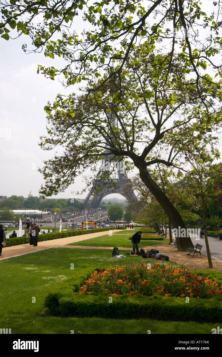 Eiffel tower garden sight spring tower hi-res stock photography and ...