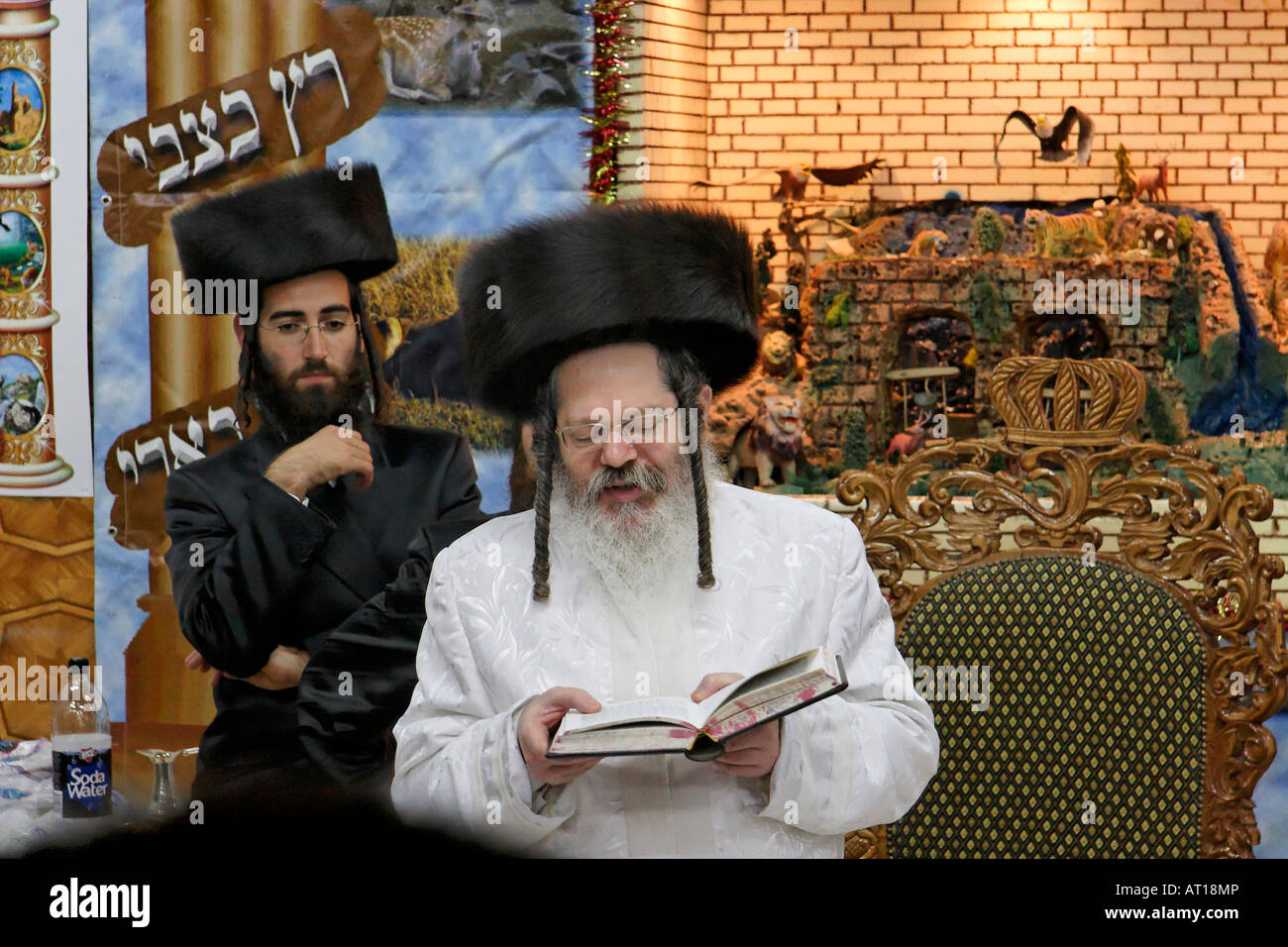A Tish with the Rebbe at the Premishlan congregation Stock Photo - Alamy