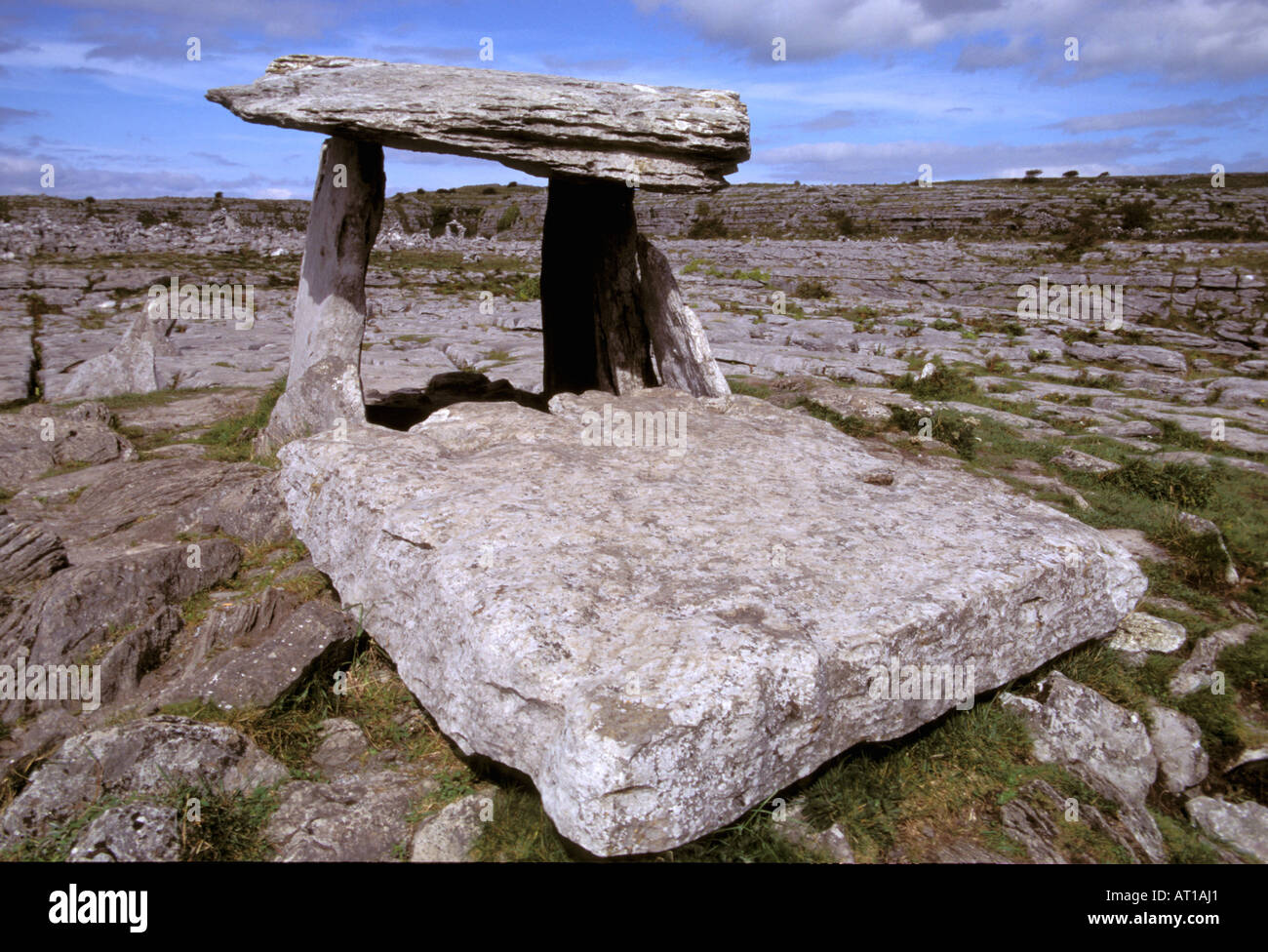 Ireland, Co Clare, Poulnabrone Dolmen, The Burren Stock Photo - Alamy