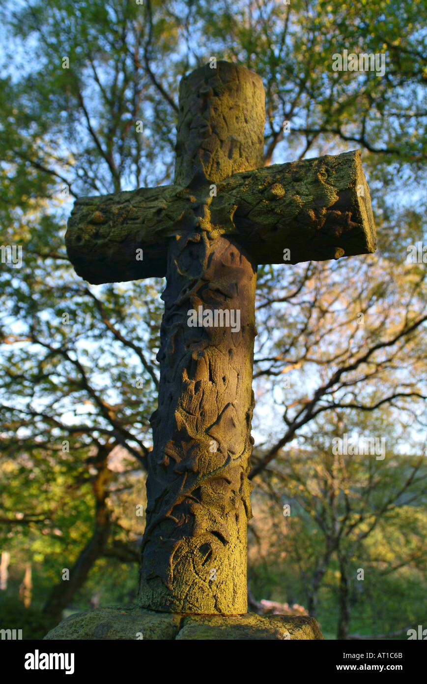 Gravestone cross in graveyard Stock Photo - Alamy