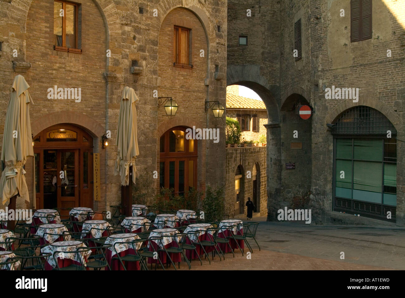Small cafe restaurant in courtyard hi-res stock photography and images ...
