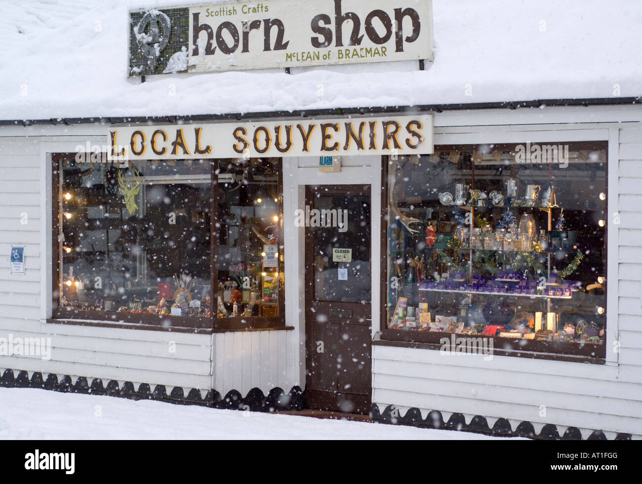 Winter snowfall in Braemar, souvenir shop Stock Photo - Alamy