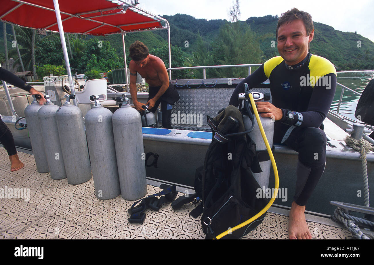 Scuba divers Moorea French Polynesia Stock Photo - Alamy