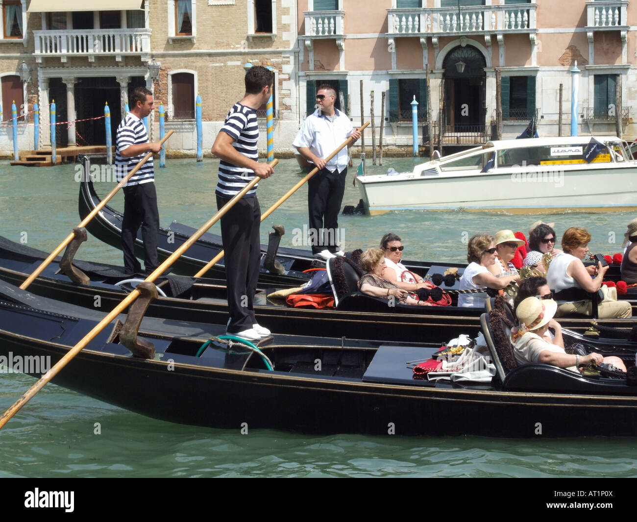 gondoliers in venice italy Stock Photo - Alamy
