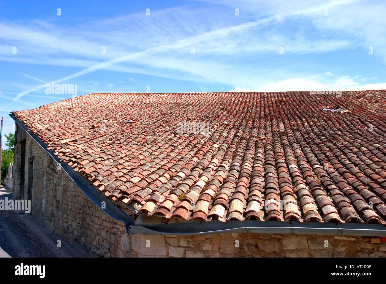 traditional roof of southern france Stock Photo - Alamy