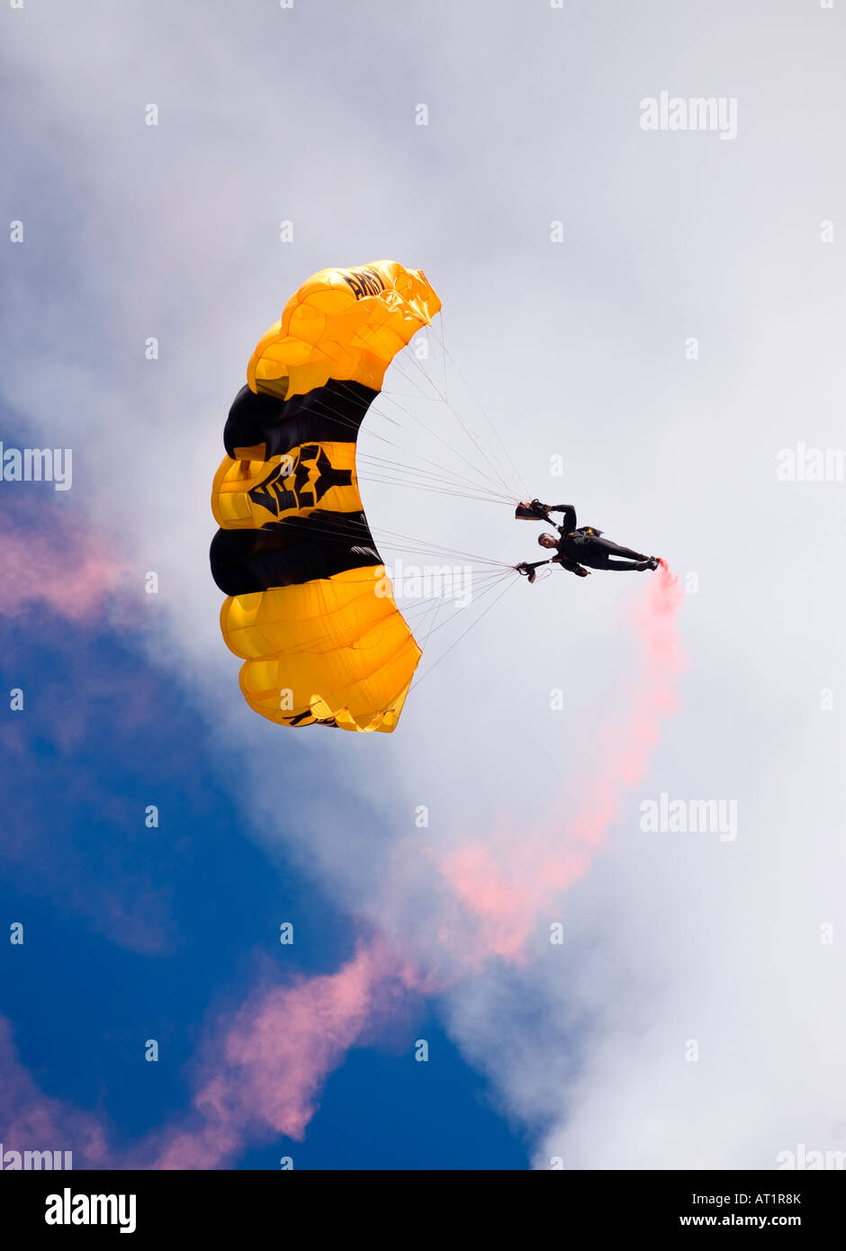 Parachute army hi-res stock photography and images - Alamy