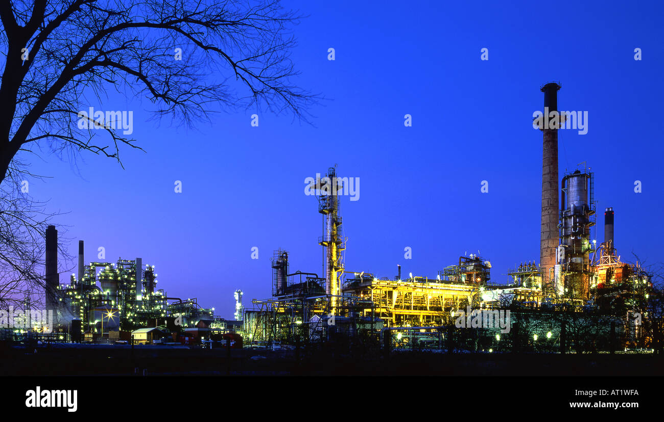 Shell stanlow oil refinery hi-res stock photography and images - Alamy