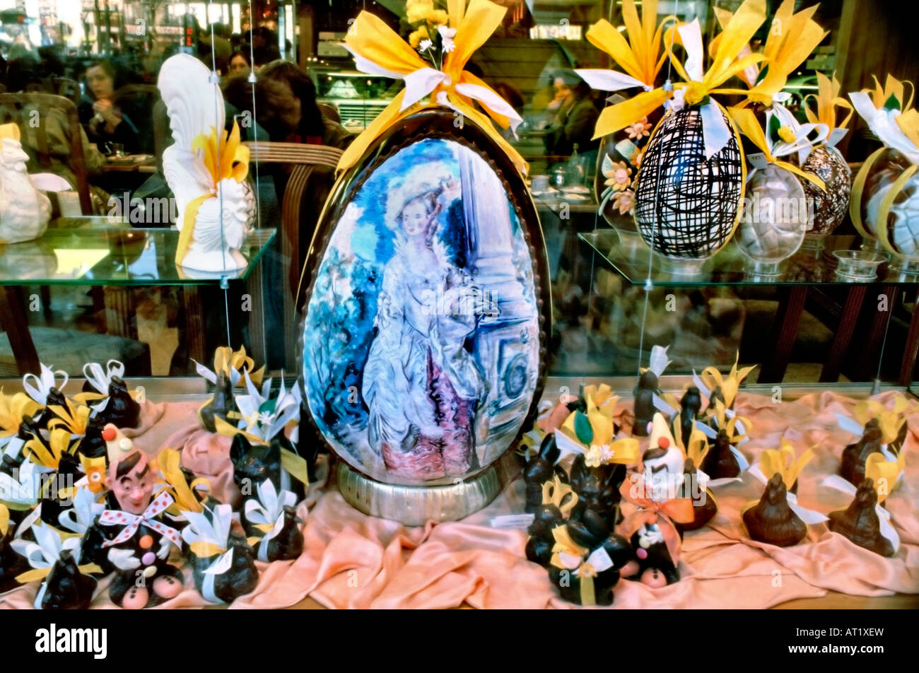 Easter eggs window display hi-res stock photography and images - Alamy