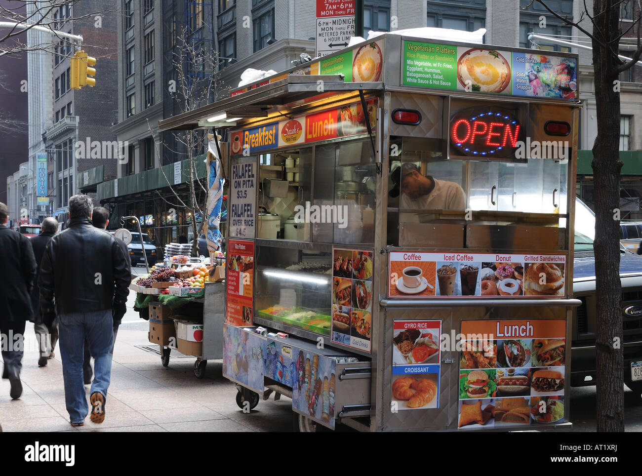 Food cart vendor hi-res stock photography and images - Alamy