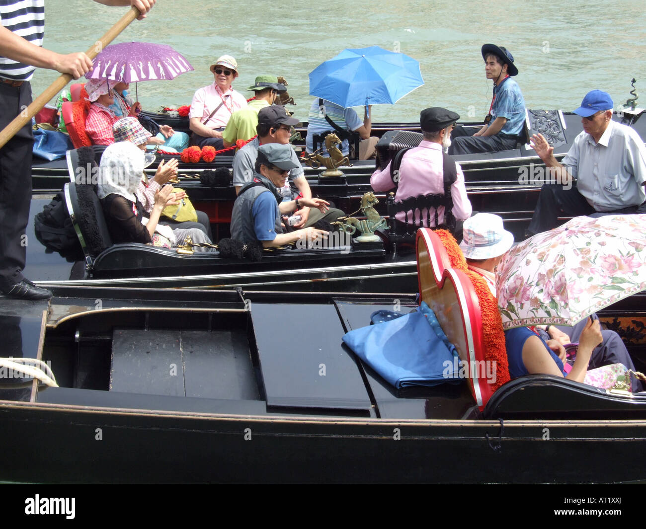 gondoliers in venice italy Stock Photo - Alamy