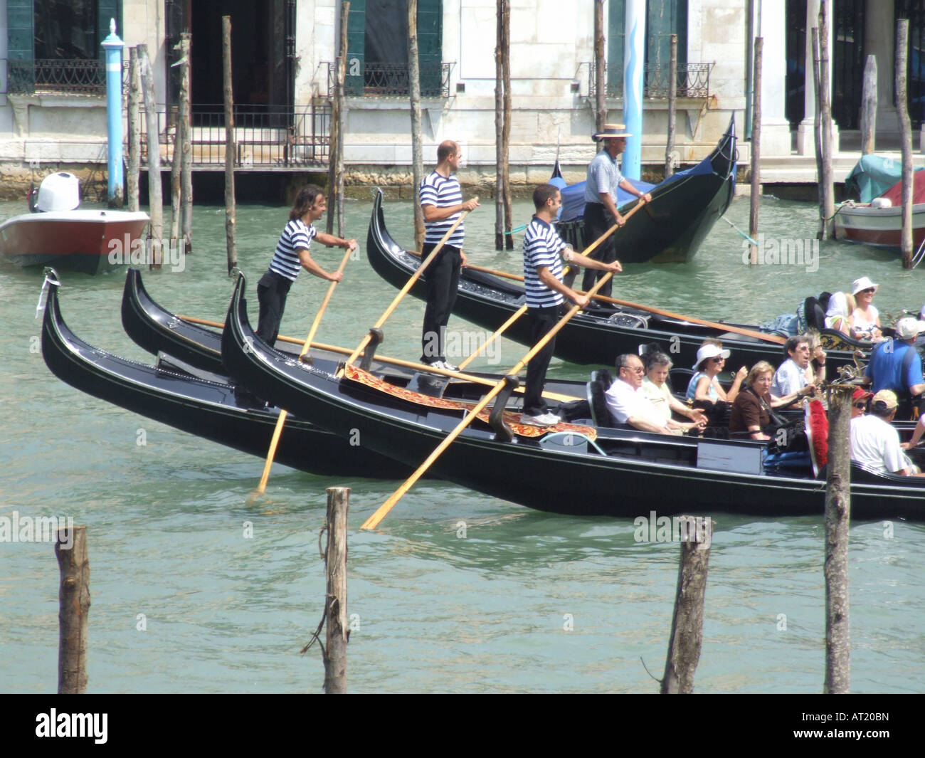 gondoliers in venice italy Stock Photo - Alamy