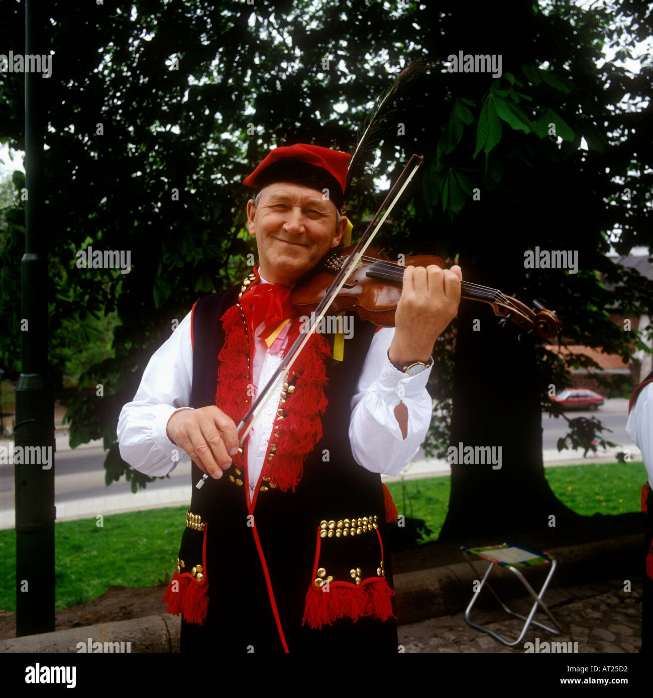 Gypsy playing violin hi-res stock photography and images - Alamy