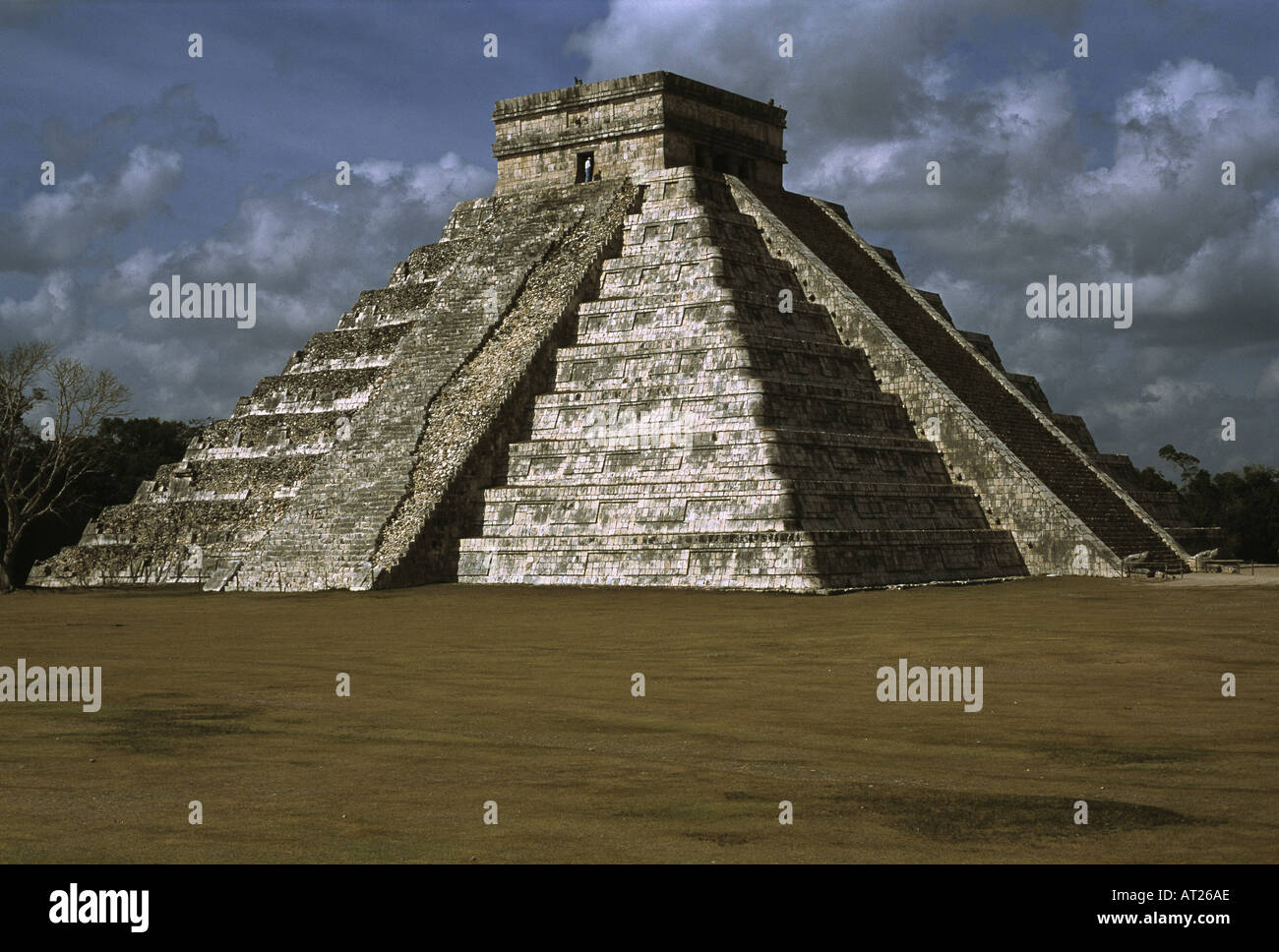 EL CASTILLO PYRAMID CHICHEN ITZA YUCATAN PENINSULA MEXICO Stock Photo ...