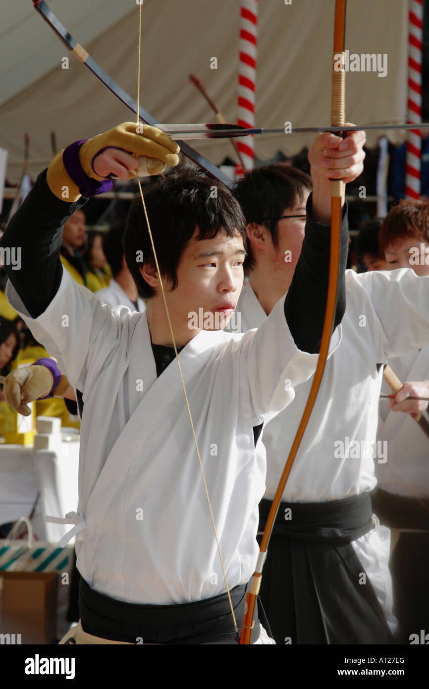Kyudo hi-res stock photography and images - Alamy