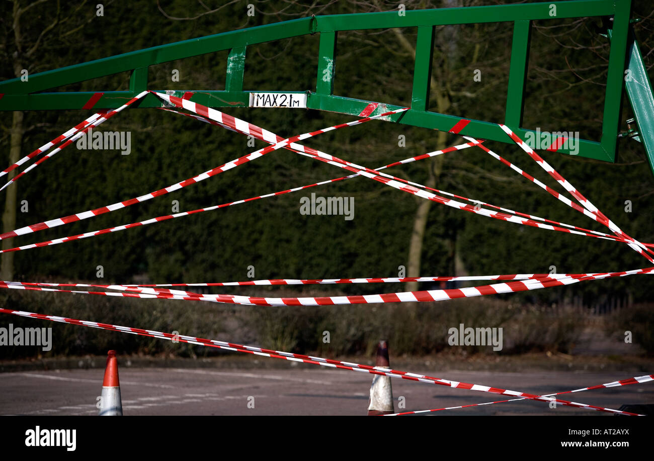 Criss cross hi-res stock photography and images - Alamy
