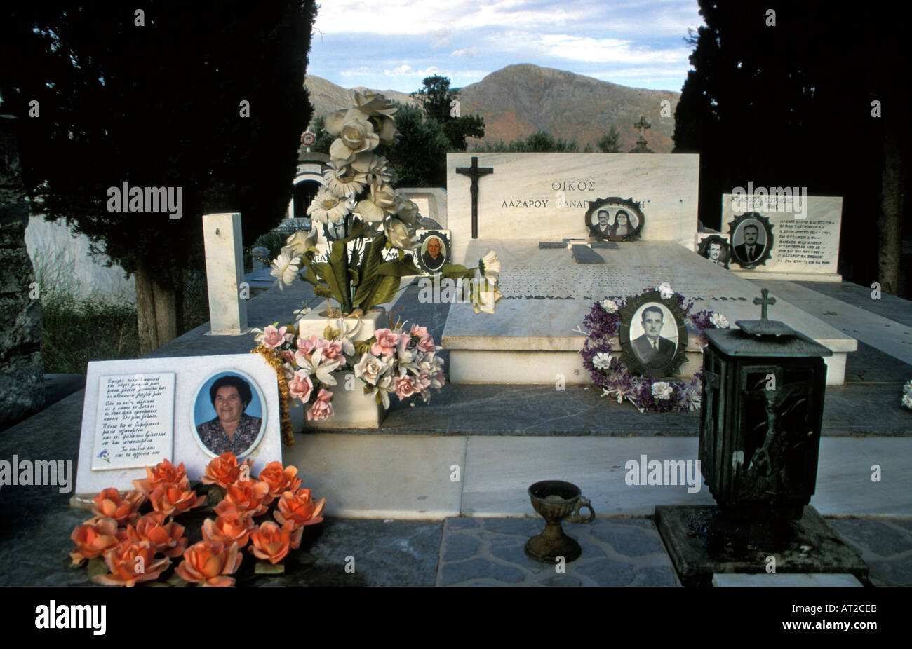 Photographs of deceased family members on tomb Stock Photo - Alamy