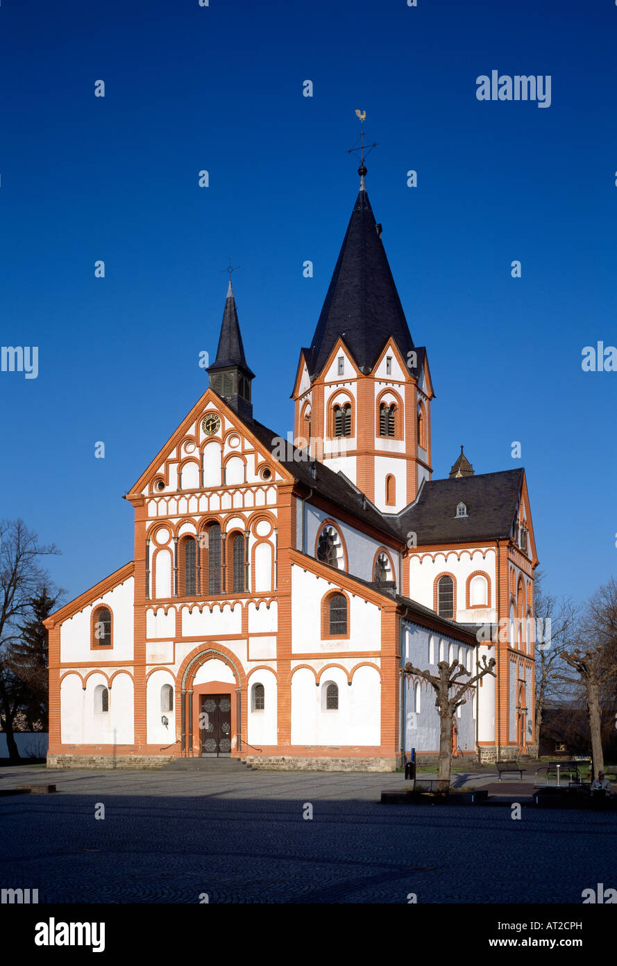 Sinzig, Pfarrkirche St. Peter, Blick von Westen Stock Photo - Alamy