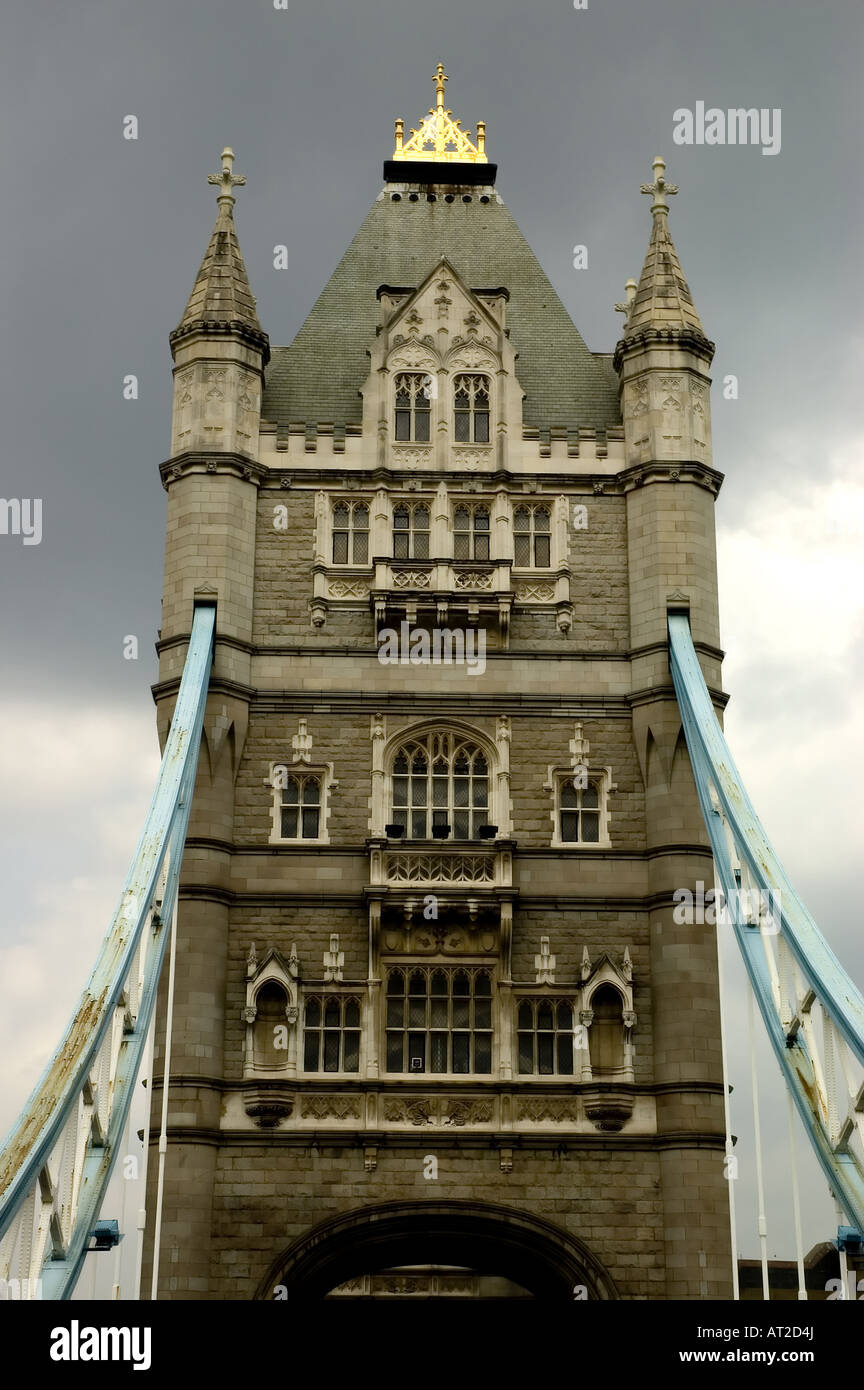 The London Bridge passing over the Thames river Stock Photo - Alamy