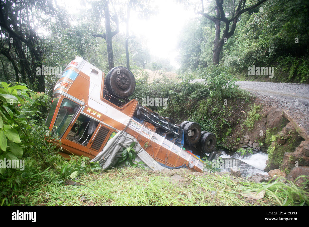 Lorry truck accident india hi-res stock photography and images - Alamy