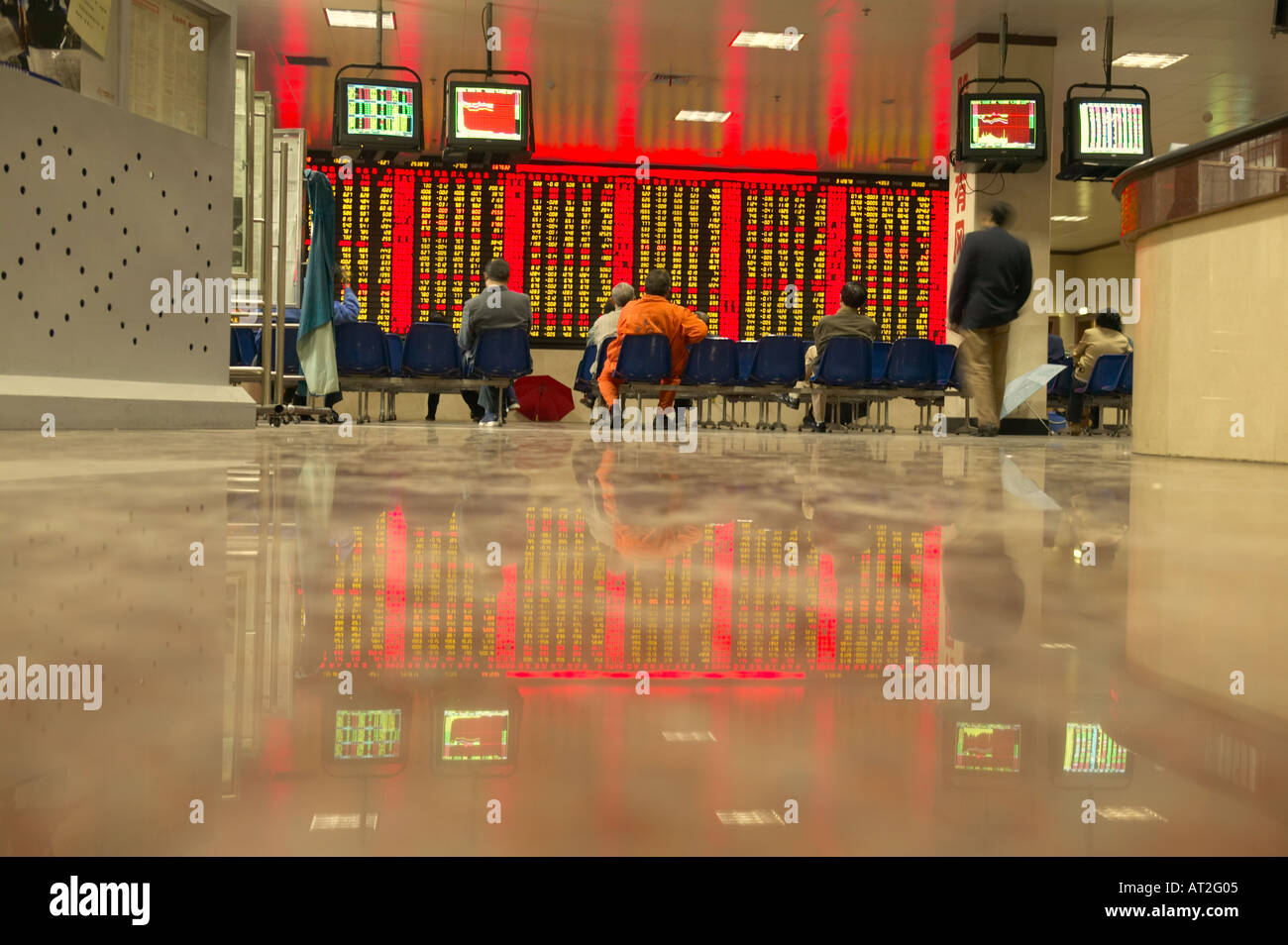 Stock market screen yellow hi-res stock photography and images - Alamy