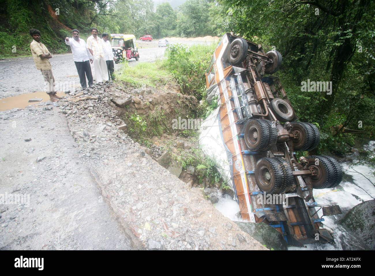 Lorry truck accident india hi-res stock photography and images - Alamy