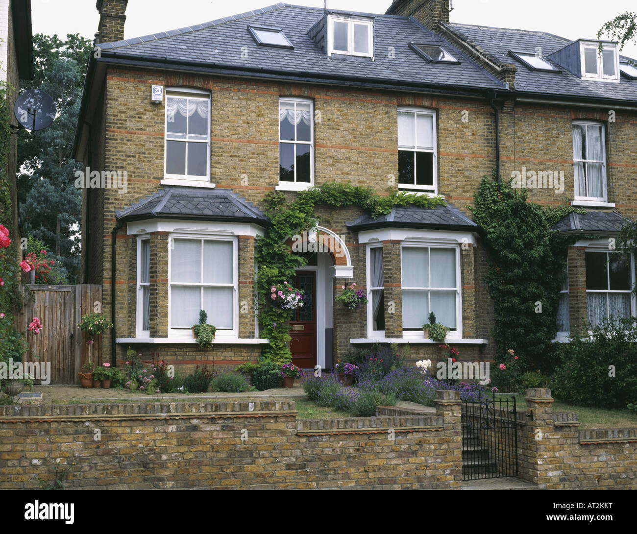 Double fronted town houses hi-res stock photography and images - Alamy