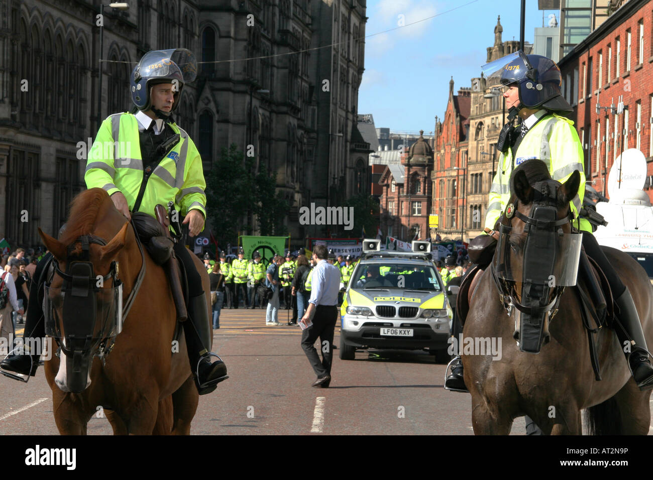 Police officers talking people hi-res stock photography and images - Alamy