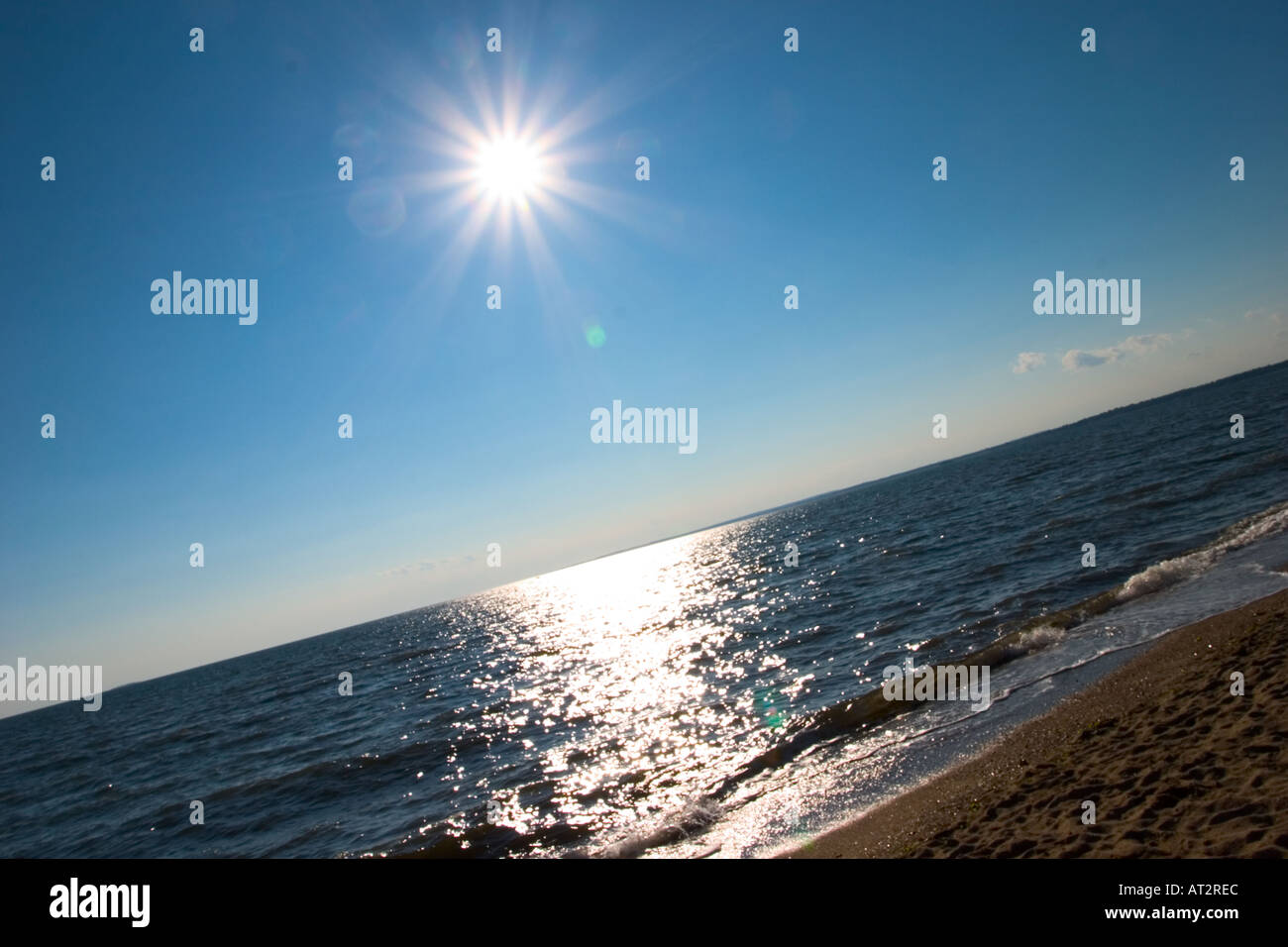 View of the ocean with the sun overhead Stock Photo - Alamy