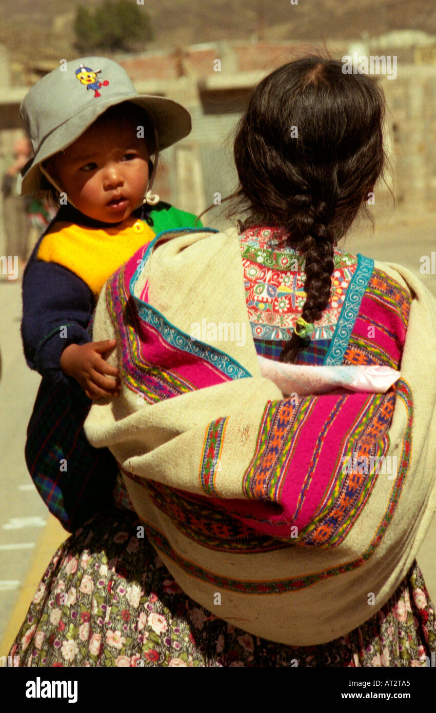 Peruvian woman and child Stock Photo - Alamy