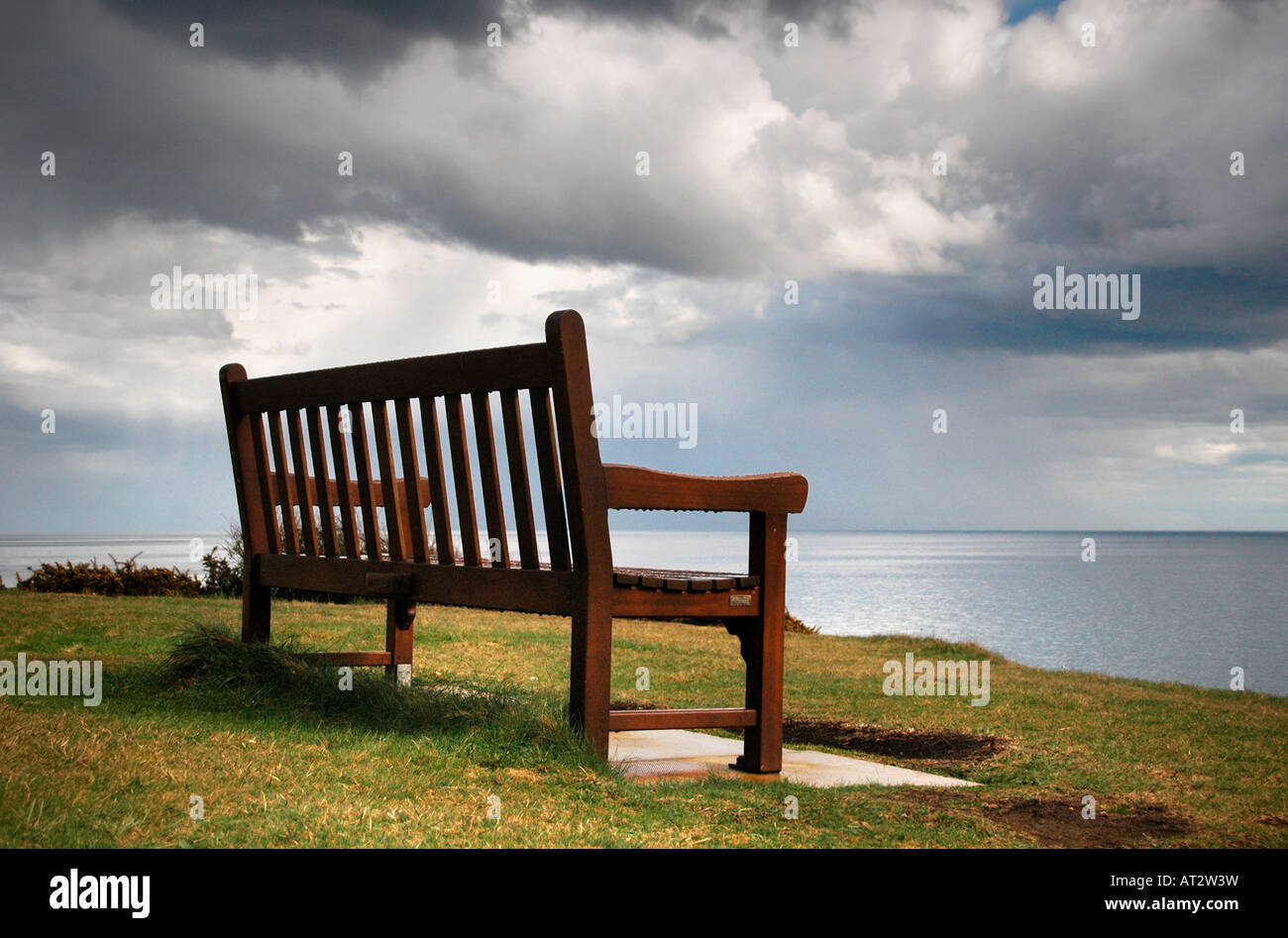 Bench rain drizzle hi-res stock photography and images - Alamy