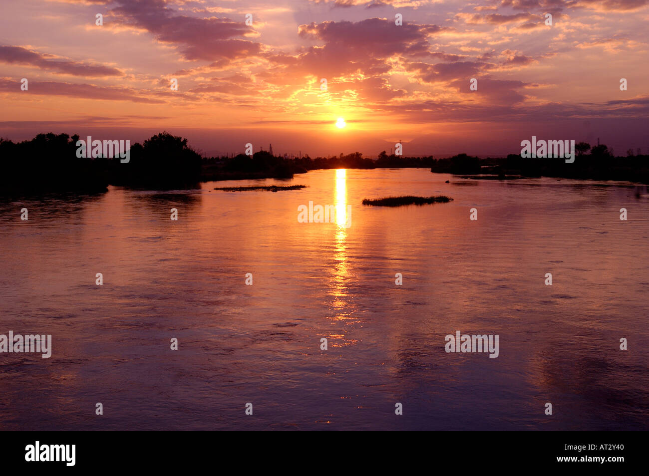 Suns reflection in river hi-res stock photography and images - Alamy