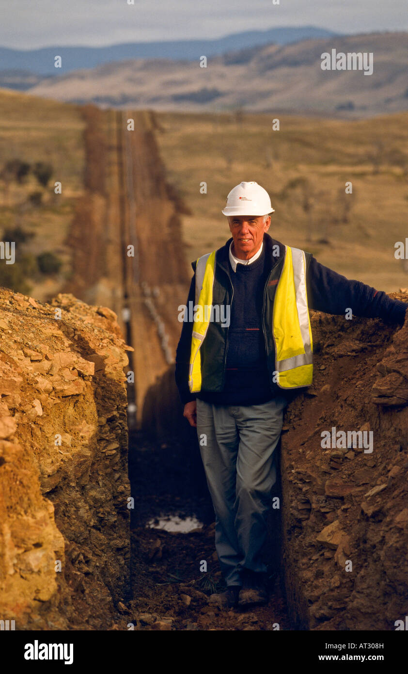 Laying lowering pipe pipeline hi-res stock photography and images - Alamy
