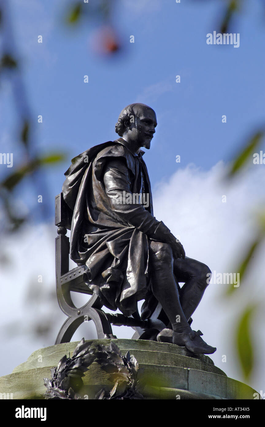 Statue of William Shakespeare Stratford upon Avon Warwickshire England ...