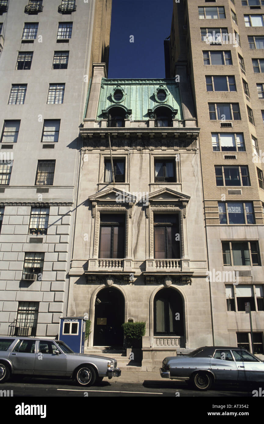 House sandwiched between two skyscrapers on Fifth Avenue, Manhattan ...