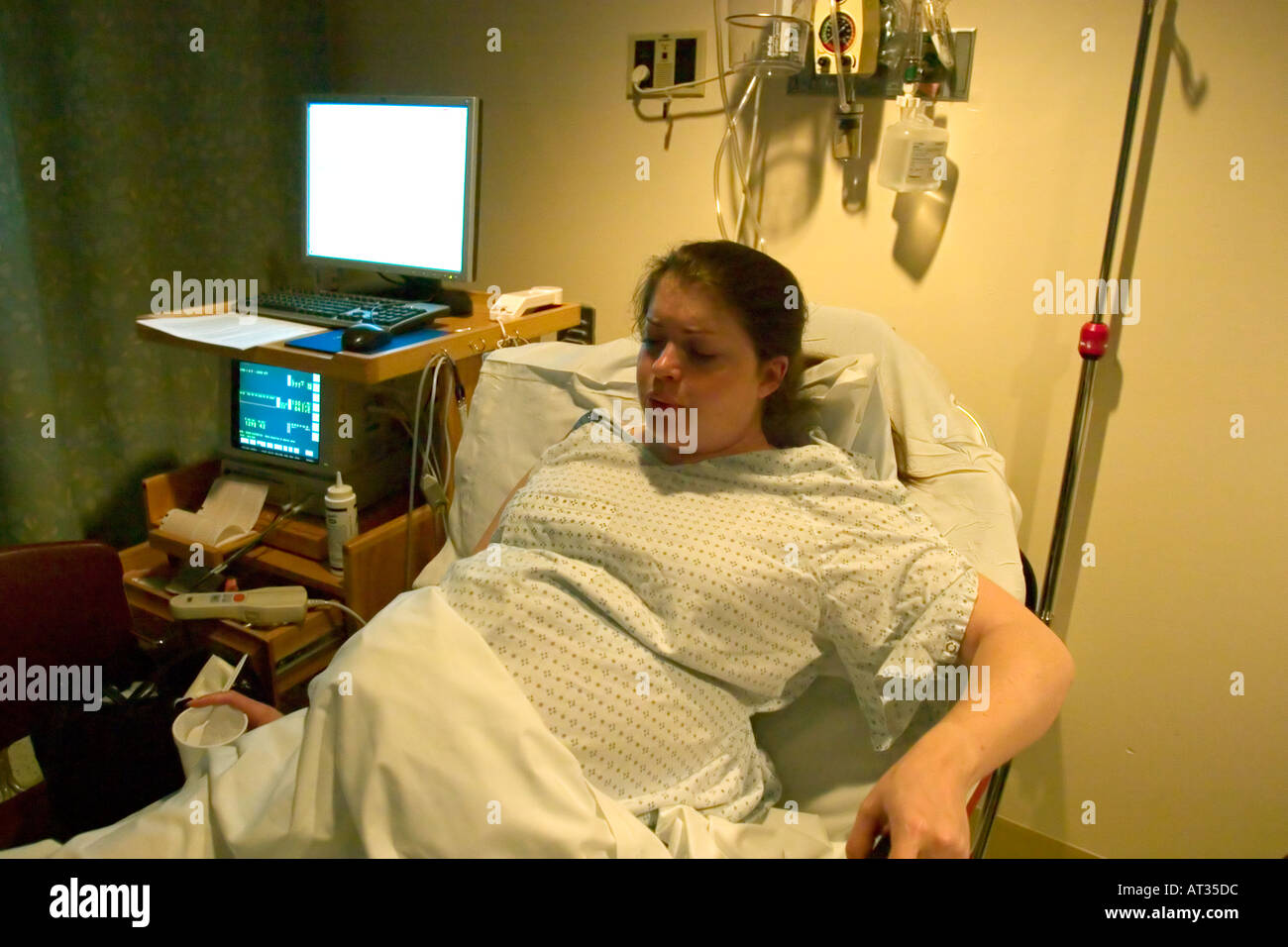 Monitoring contractions pregnant hi-res stock photography and images ...