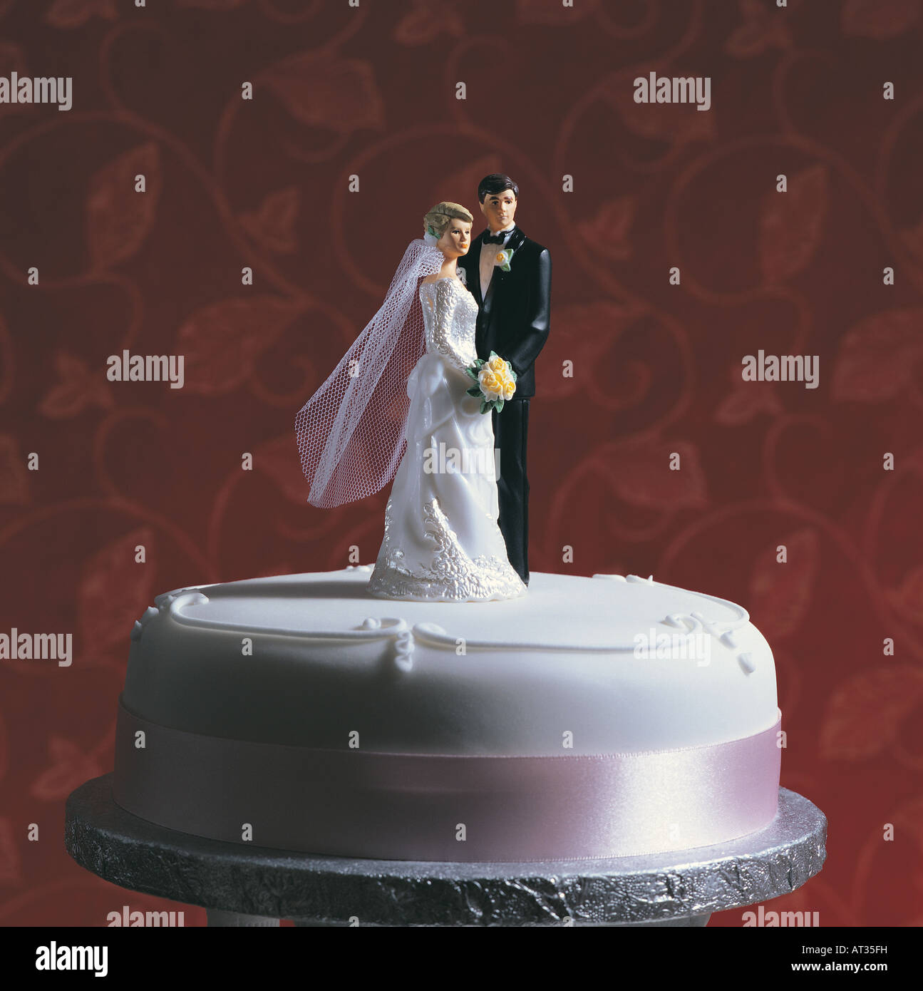 A wedding cake, bride and groom standing together Stock Photo - Alamy
