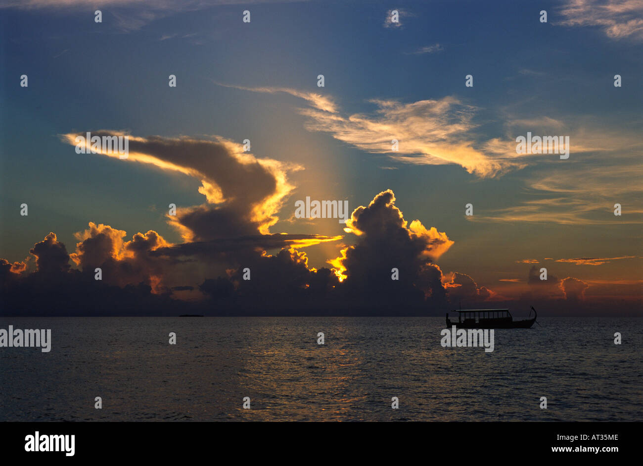 Dhoni dive boat hi-res stock photography and images - Alamy