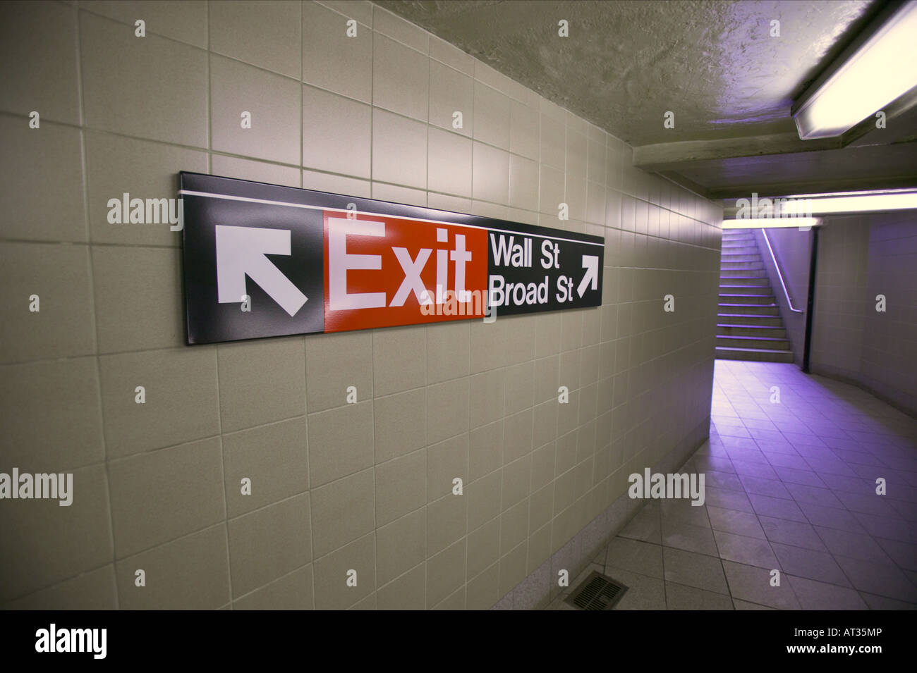 Underpass Sign Stock Photos & Underpass Sign Stock Images - Alamy