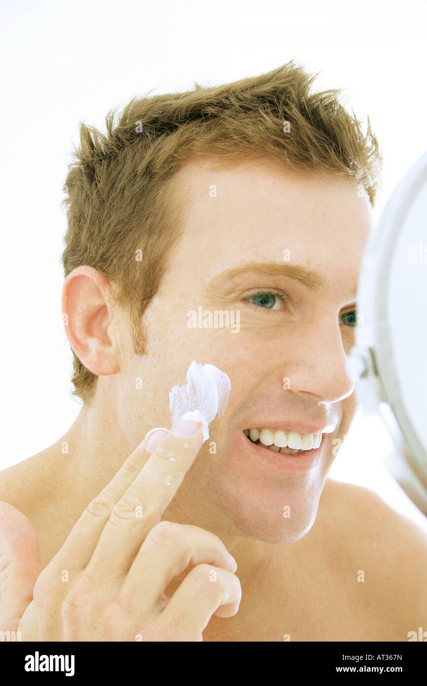A man applying moisturizer Stock Photo - Alamy