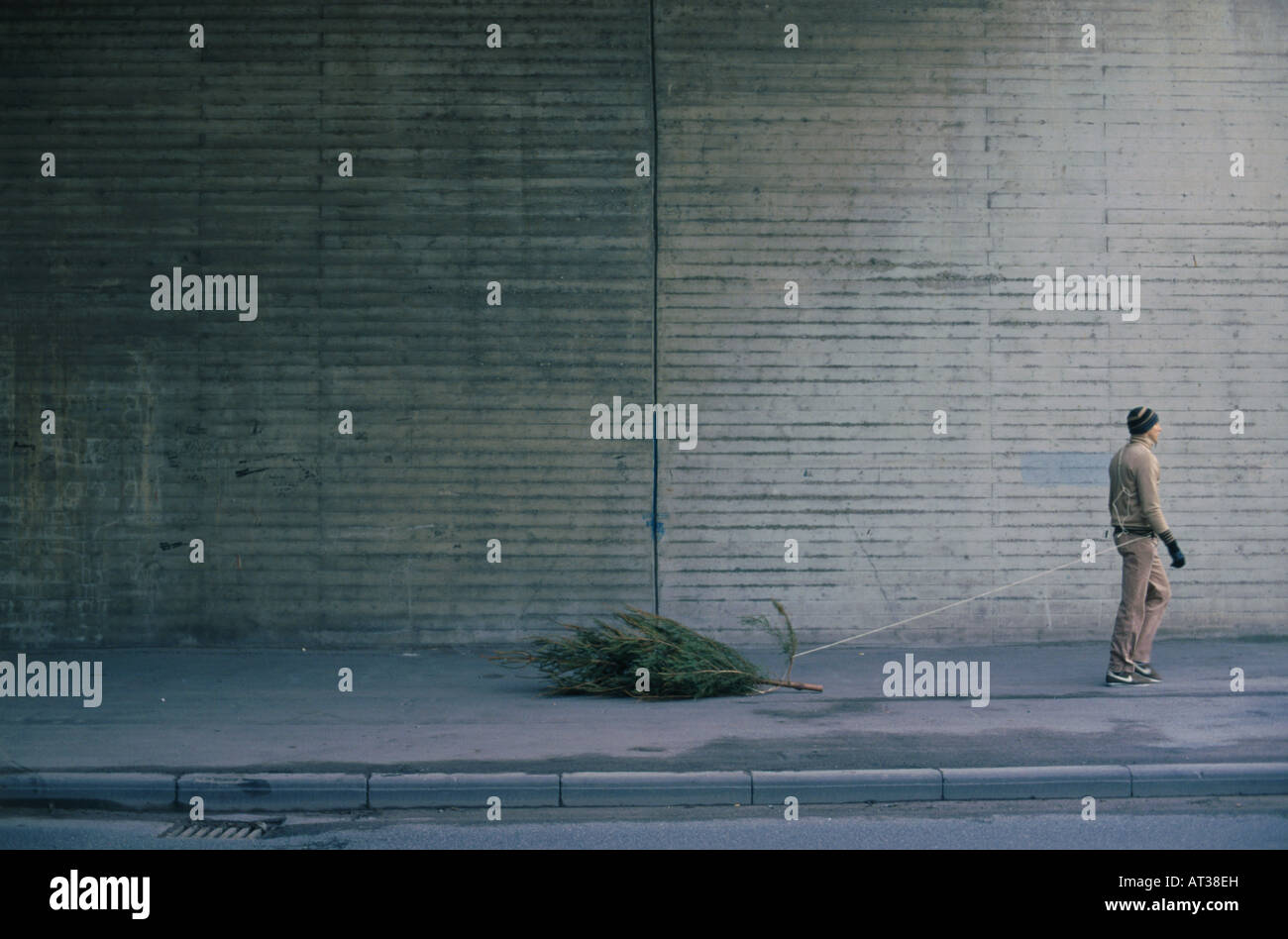 Man dragging heavy rope hi-res stock photography and images - Alamy