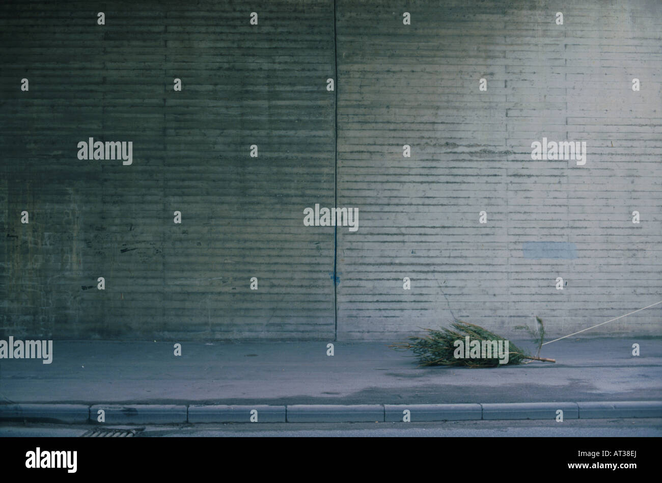 Man dragging heavy rope hi-res stock photography and images - Alamy